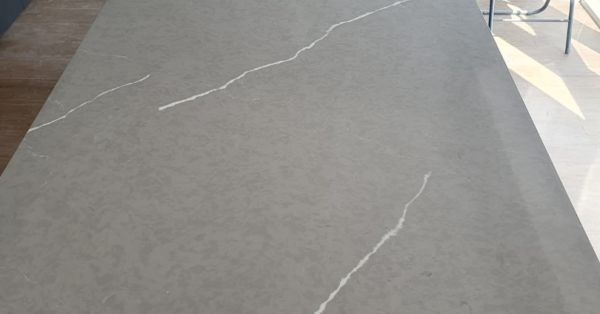 Blat insula blat bucatarie compozit cuart gri venat cu alb 113417